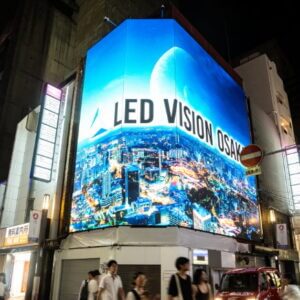 LEDビジョンとデジタルサイネージの違いを3つの観点で比較 - LEDビジョン・デジタルサイネージ導入専門｜販売・レンタル可｜工事〜運用まで ...